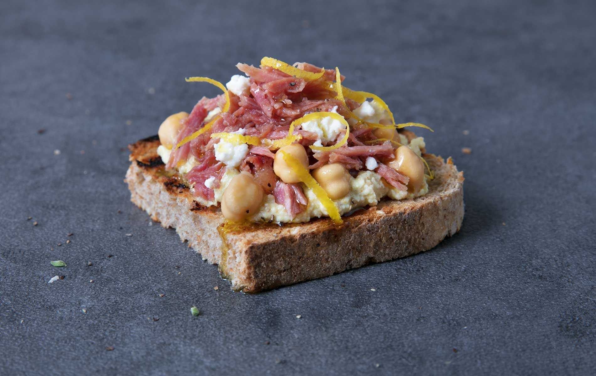 Crostini, Simmenthal e hummus di ceci - Simmenthal