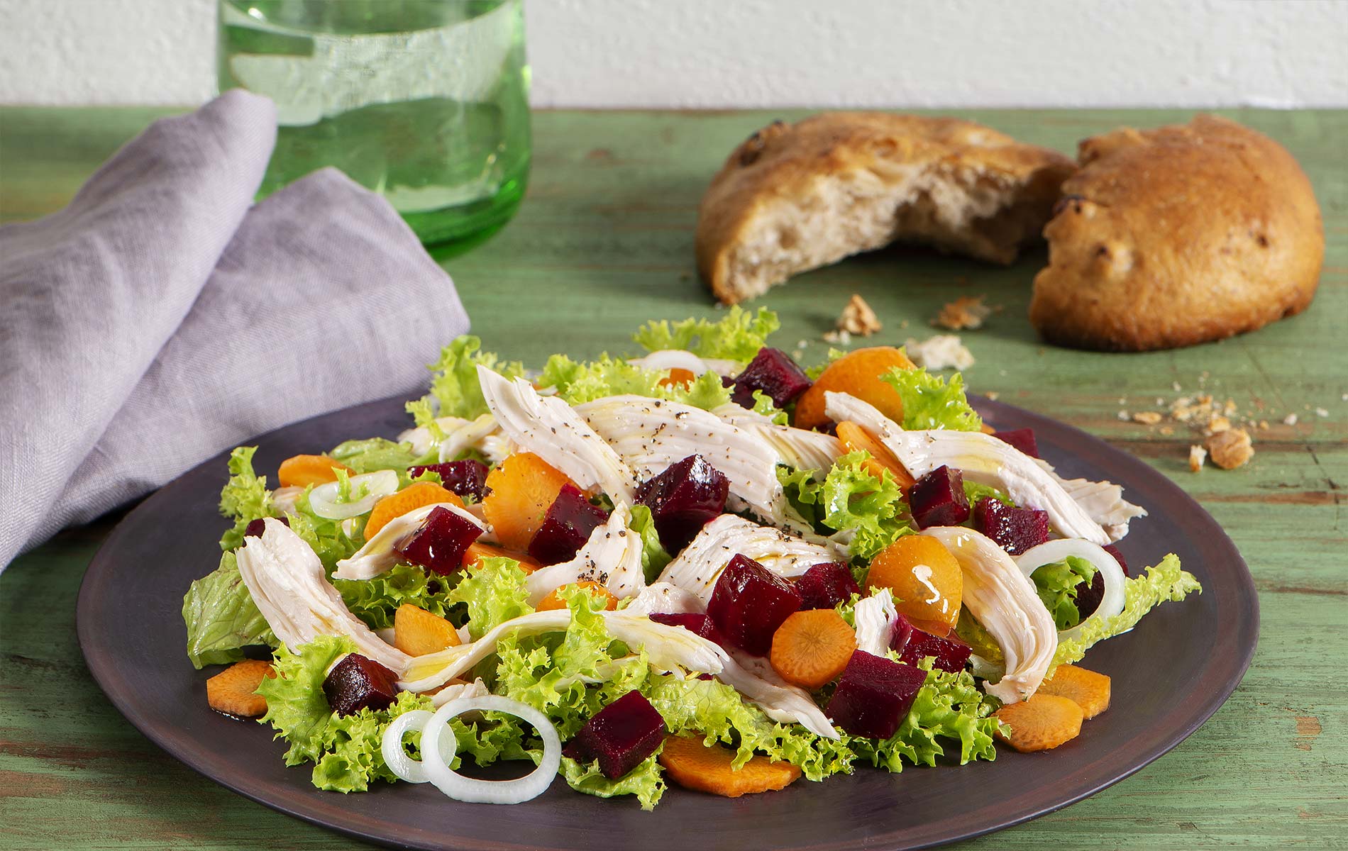 Insalata con Petto di Pollo Simmenthal, edamame, carote e barbabietola ...