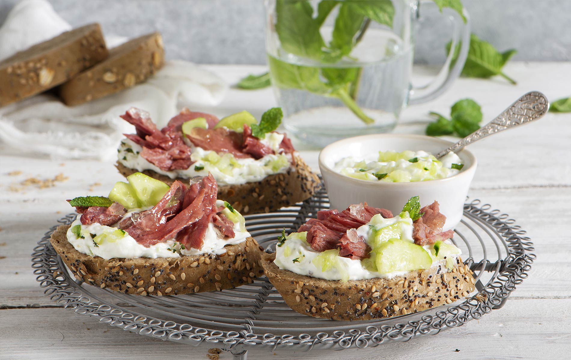 Crostini con Simmenthal e salsa tzatziki - Simmenthal